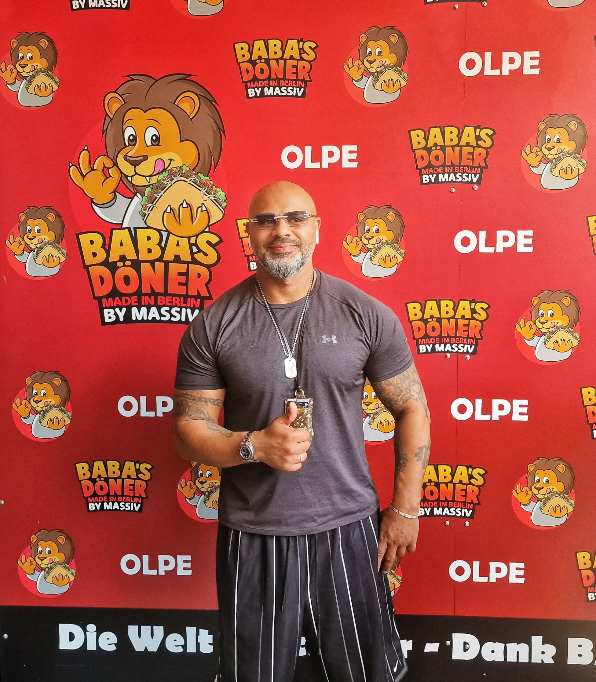 DER RAPPER MASSIV UND SEIN „BABA´S DÖNER“