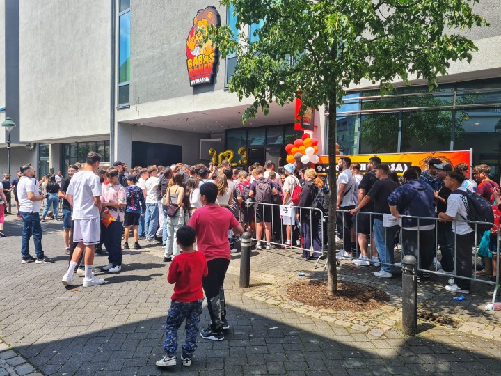 DER RAPPER MASSIV UND SEIN „BABA´S DÖNER“
